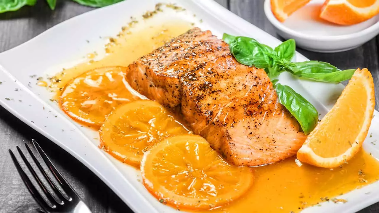 Salmon fillets tare da zuma da orange, m teku dandano