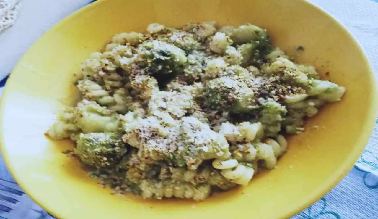 Fusilli cu varza de Bruxelles si pesto de fistic