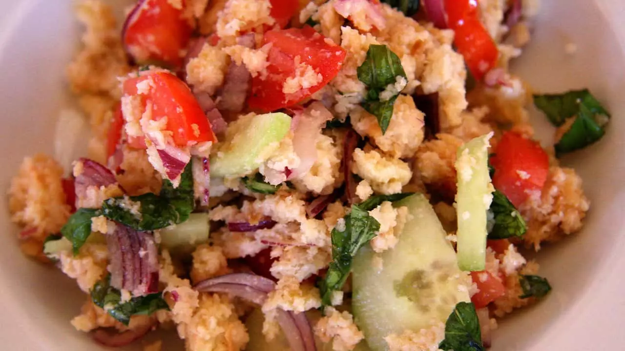 Tuscan panzanella dengan tuna, resipi Tuscan yang lazat