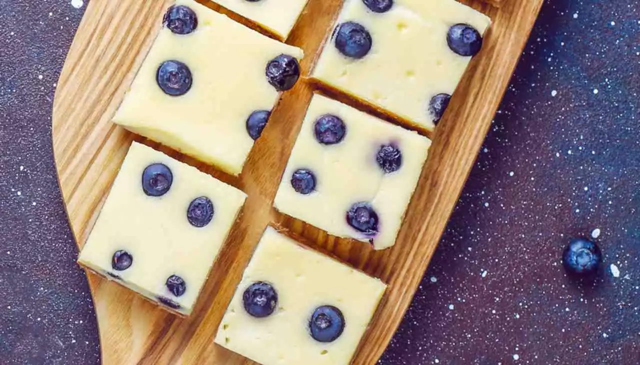 Fast Coconut and Blueberry Cheesecake | Light without cream and isinglass