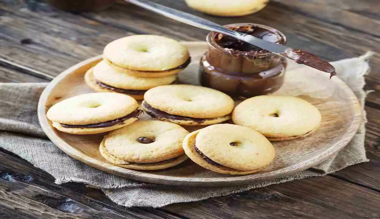 Biscuits with hazelnut flour and nutella | irresistibly good