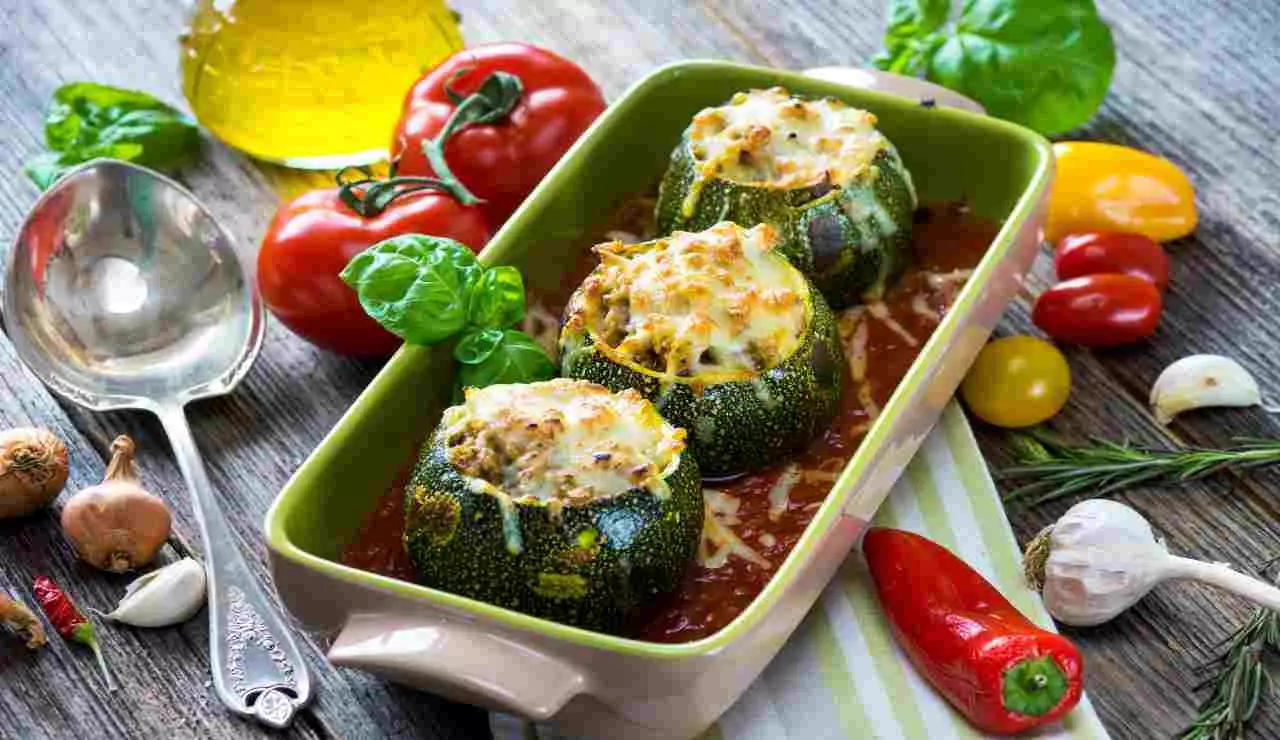 Courgettes redondas recheadas com salmão e pimentos | gostoso e irresistível