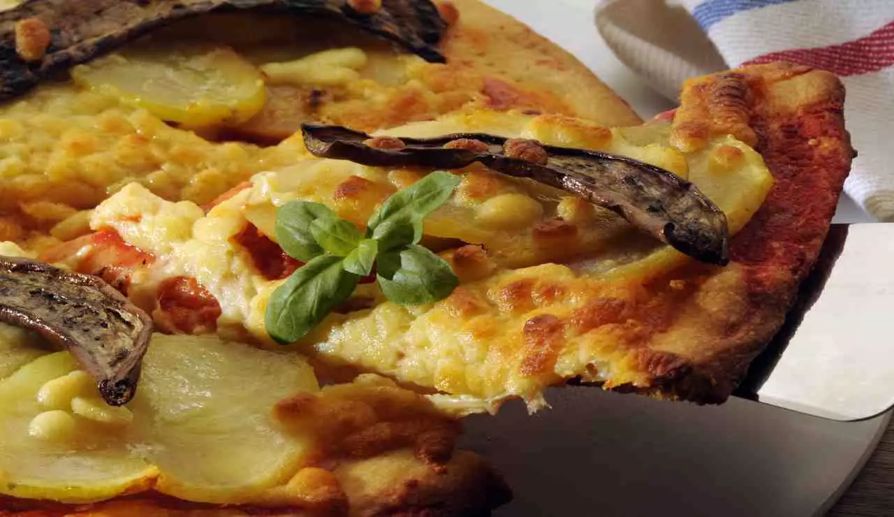 bechamel बटाटे आणि भाजलेले aubergines सह स्प्रिंट focaccia पिझ्झा