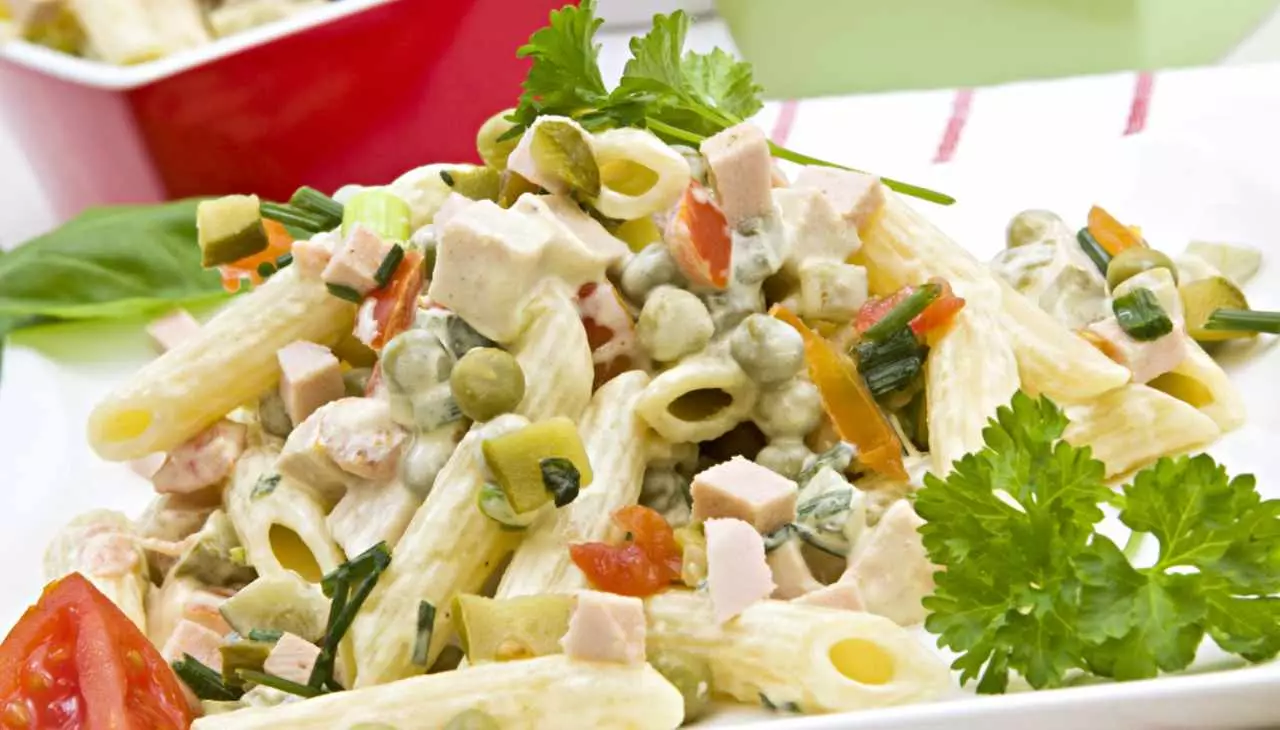 Russische zomersalade pasta met ham | Romig en vol van smaak