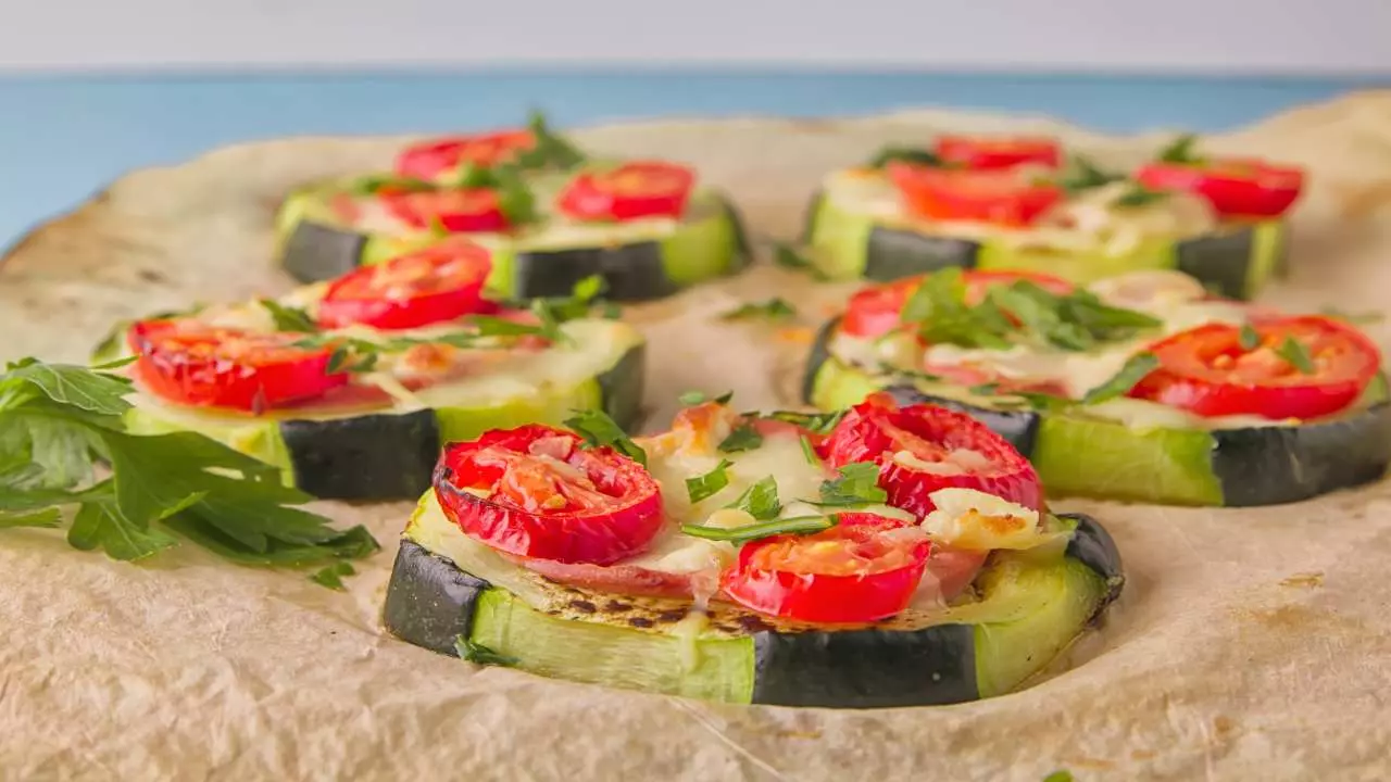 Courgettepizza's met gekookte ham | Lekker fingerfood