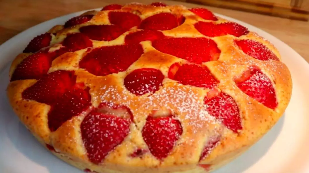 Torta invertida de fresa sin preparación de mantequilla y aceite