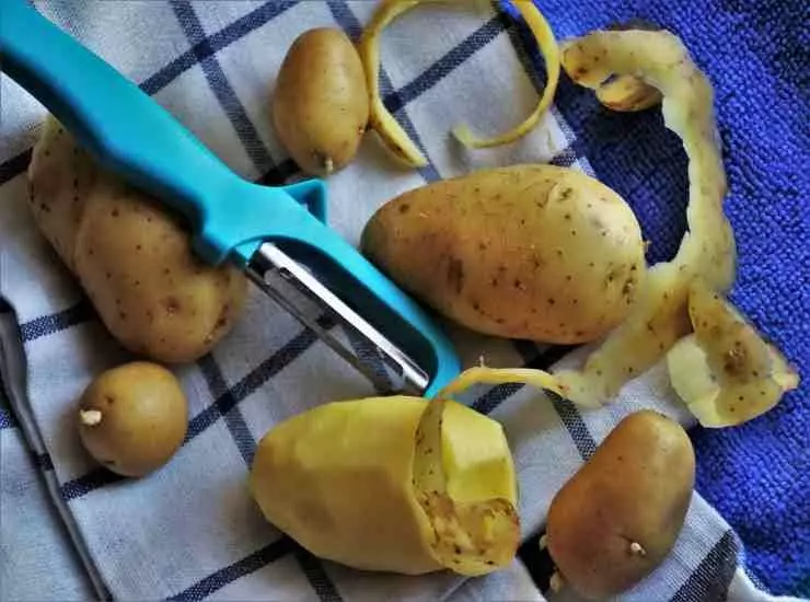 बटाटे सोलणे