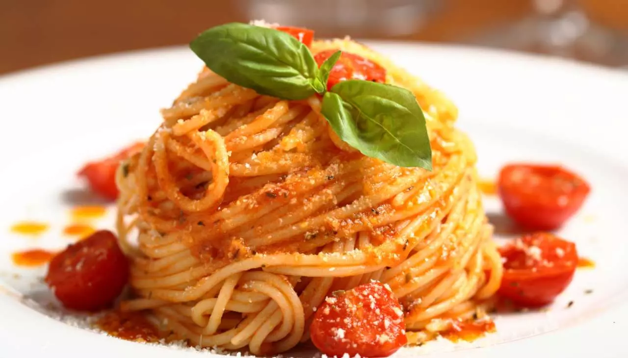 Spaghetti na may snapped tomatoes | Simple at puno ng lasa