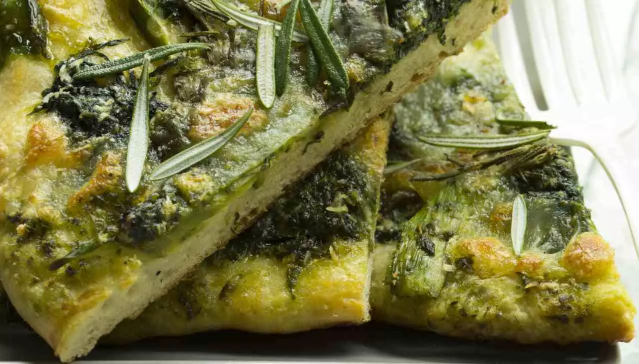 Green focaccia | Super dị nro, pụrụ iche na juputara na ụtọ agụụ