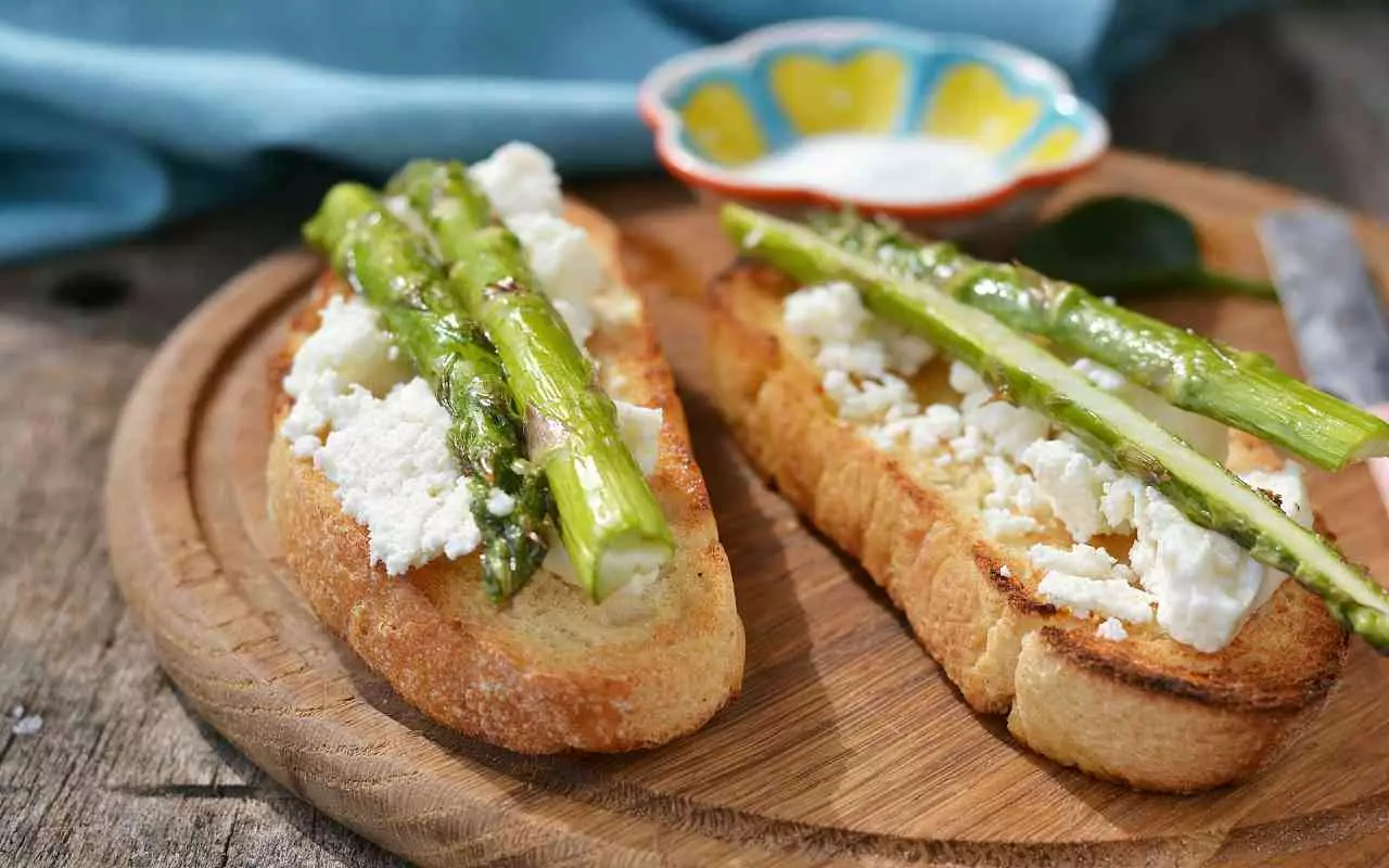 Bruschetta pẹlu asparagus | Awọn iṣẹju 15 fun ohun elo ad hoc kan