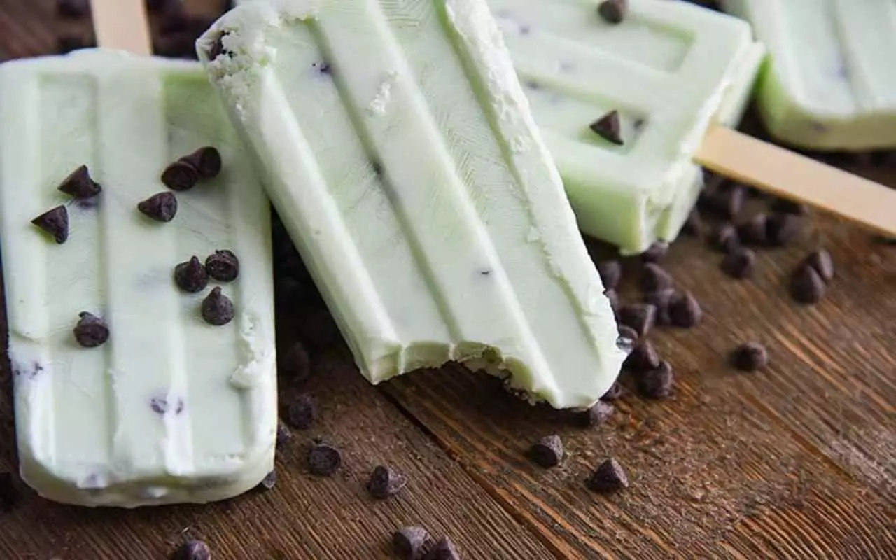 Maziwa na mint popsicles na matone ya chokoleti | Dessert safi