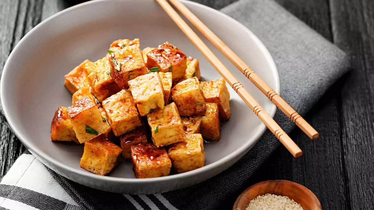 Zapečené tofu s korením, chutné a veľmi ľahké pre každého