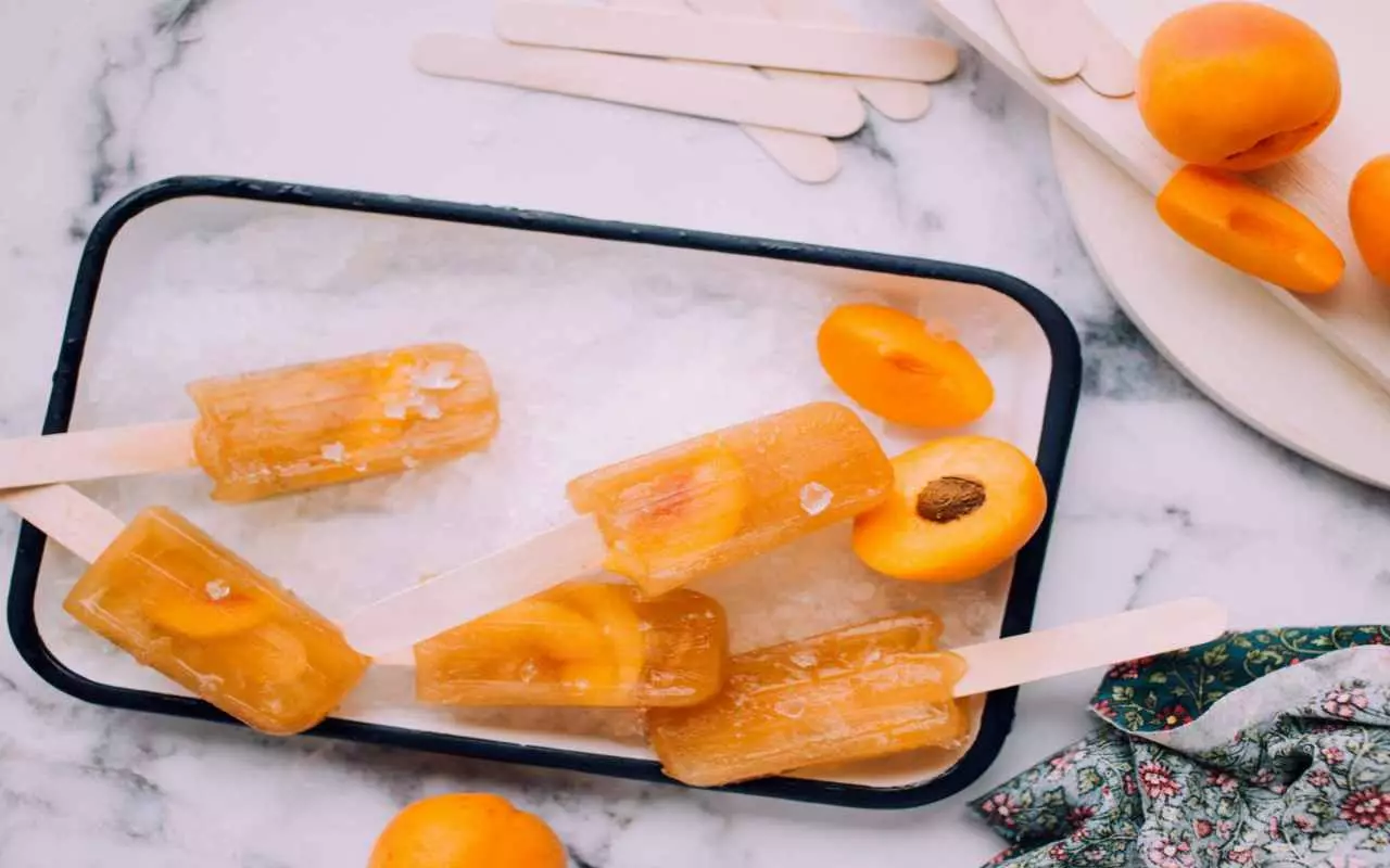 Popsicles tal-berquq | Frott, fit-togħma u Delicious