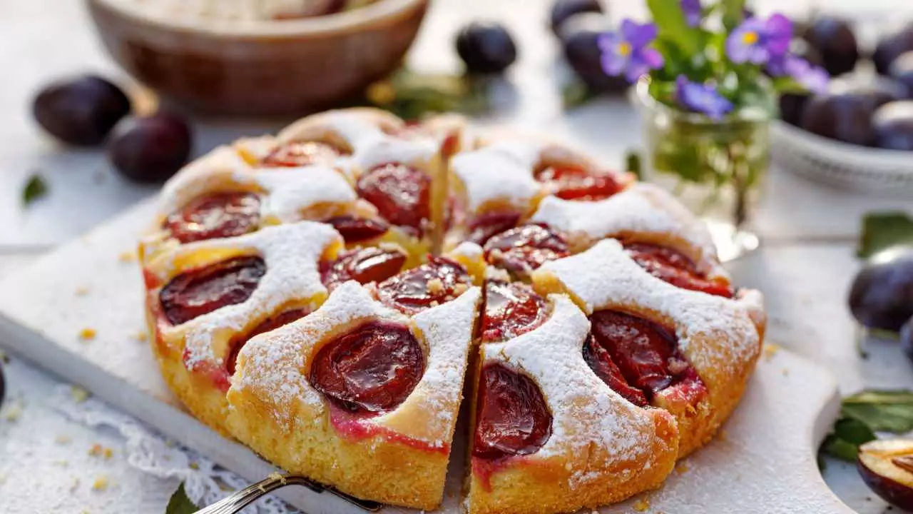 Plómu og ricotta kaka | Mjúk og viðkvæm ein sneið leiðir af annarri