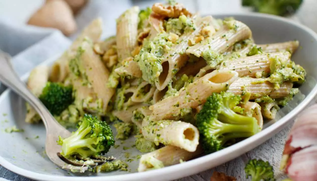 I-Pasta ene-broccoli nama-walnuts | Okokuqala i-creamy futhi i-crunchy