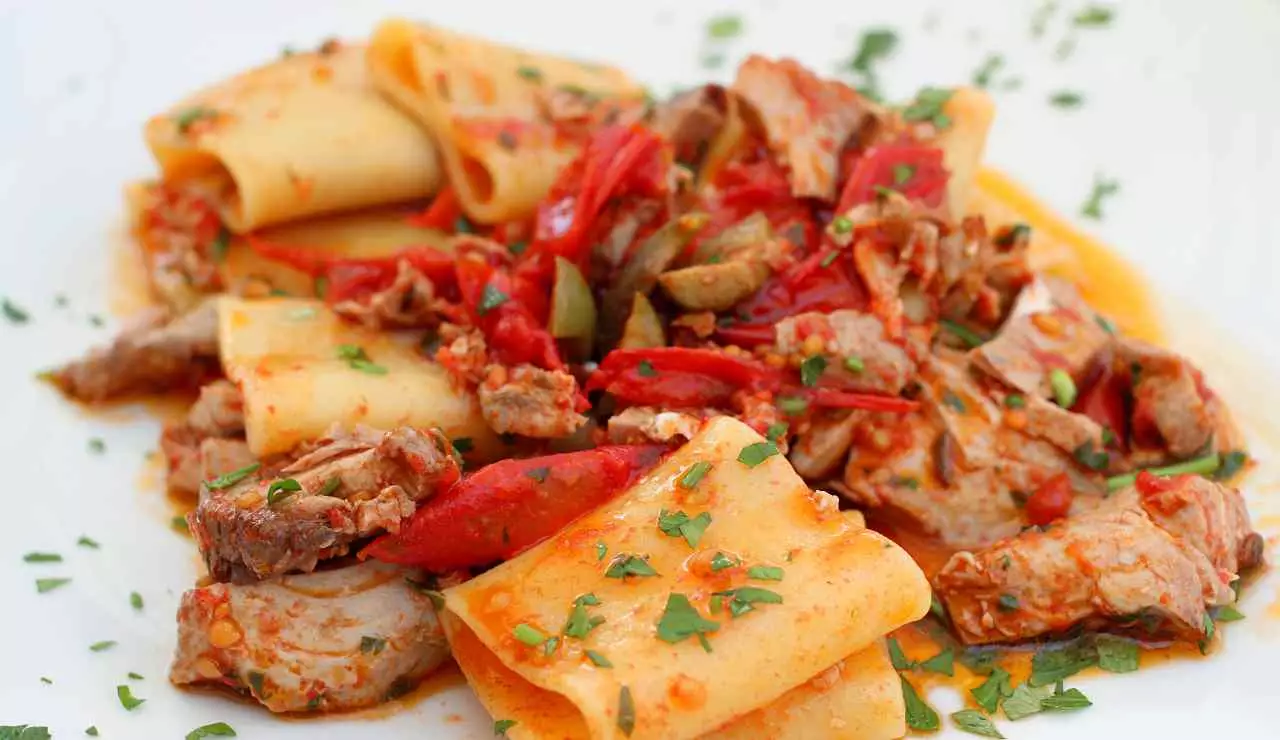 Paccheri dengan sos tuna segar dan tomato ceri | Hebat dahulu