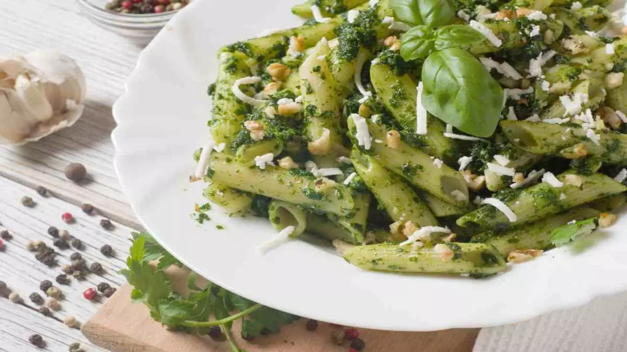 Penne gyda pesto sbigoglys a chnau Ffrengig | Blasus a deniadol, yn arbennig o gyflym