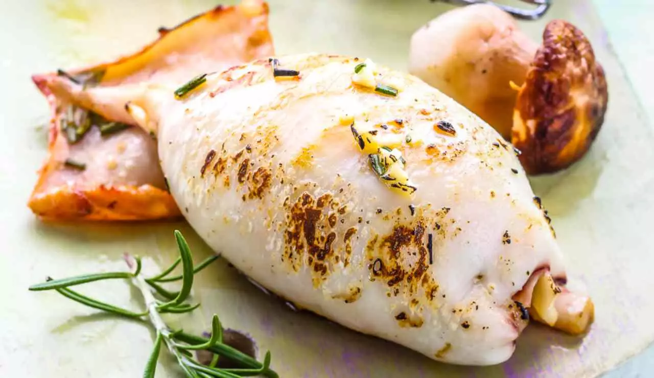 Gebackenes Tintenfischbrot, Oliven und hart gekochte Eier