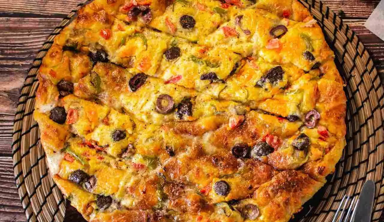 Focaccia mit Oliven, Käse und Paprika | Schnell und ohne Kneten