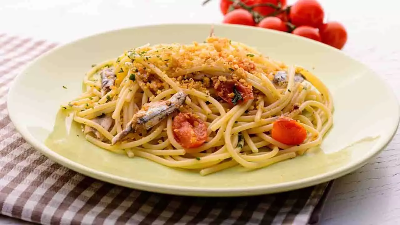 spaghetti na sardines, tomato cherry na bred