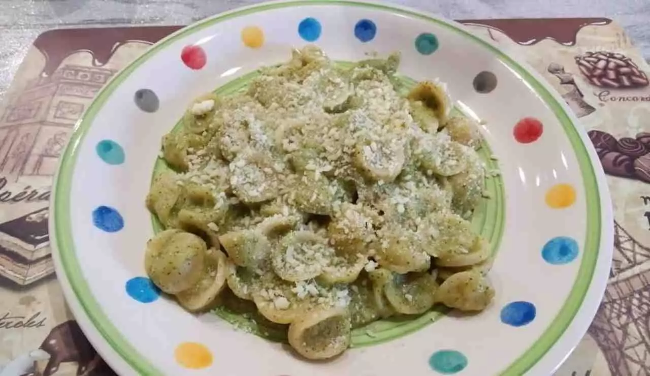 Orecchiette ine broccoli pesto, provola uye parmesan | zviri nyore uye zvinonaka