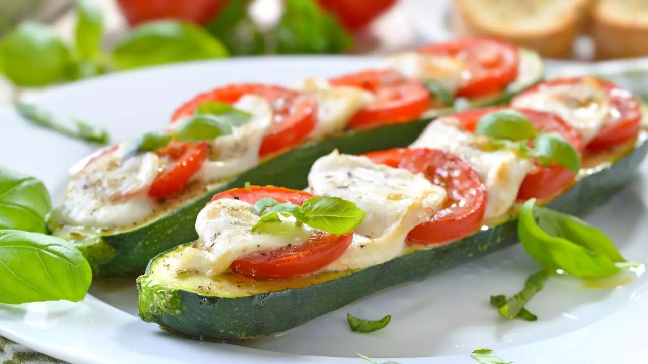 Zucchini barchetta alla caprese | To be served cold for dinner