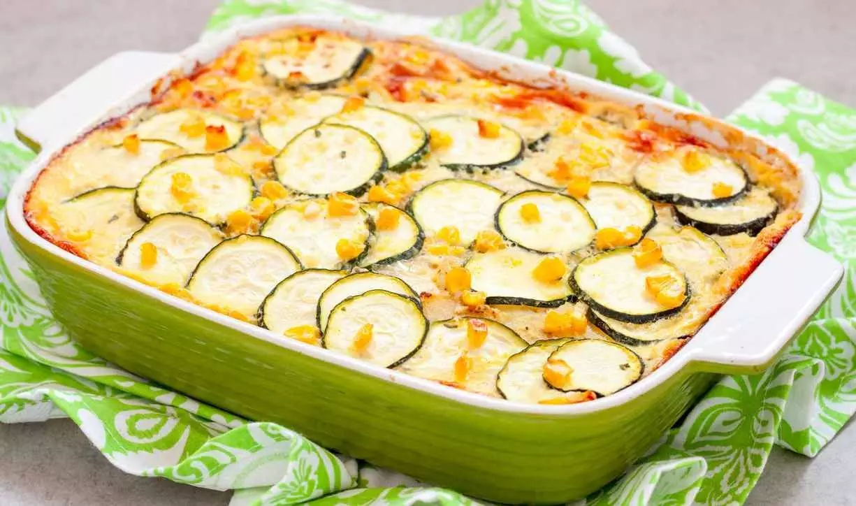 Parmigiana gwyn fegan gyda zucchini a rysáit tatws