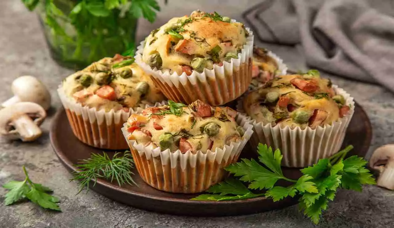 muffins salgados cunha mestura de verduras e xamón