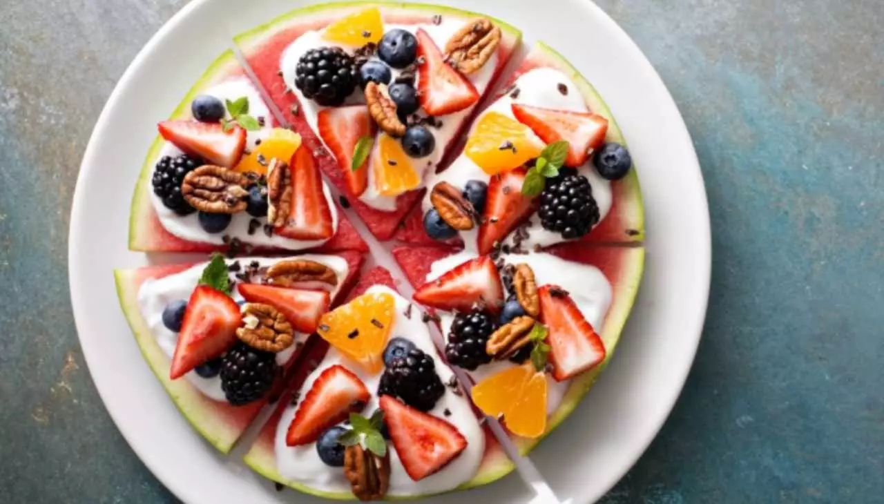Свеж десерт со летно овошје, јаткасти плодови и цитрус