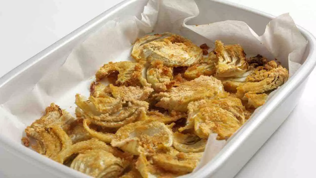 Yakanyanya kujeka gratin fennel, yakabikwa mumhepo fryer