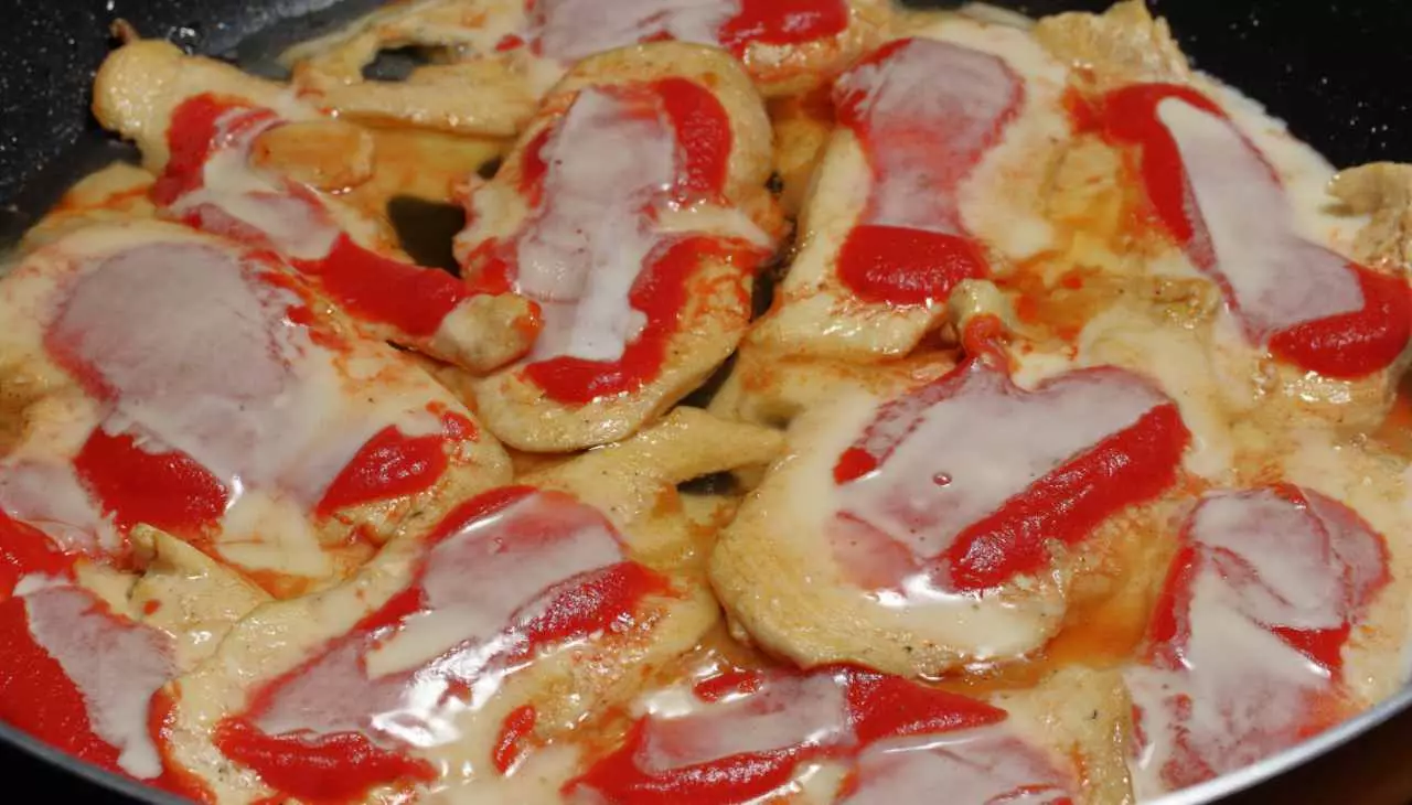 Gebakken kip met cherrytomaatjes en scamorza alla pizzaiola | Fantastisch!