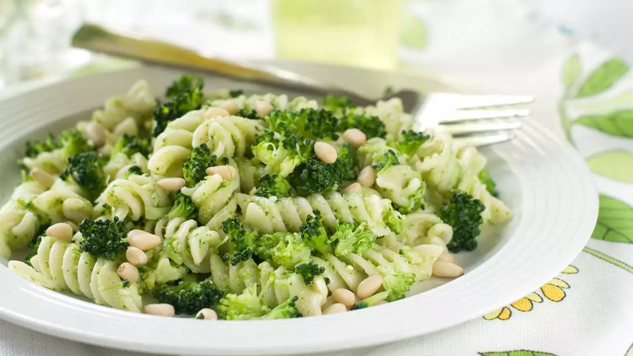 Fusilli kunye broccoli kunye pine nuts | Perfect ukukhonza kubanda