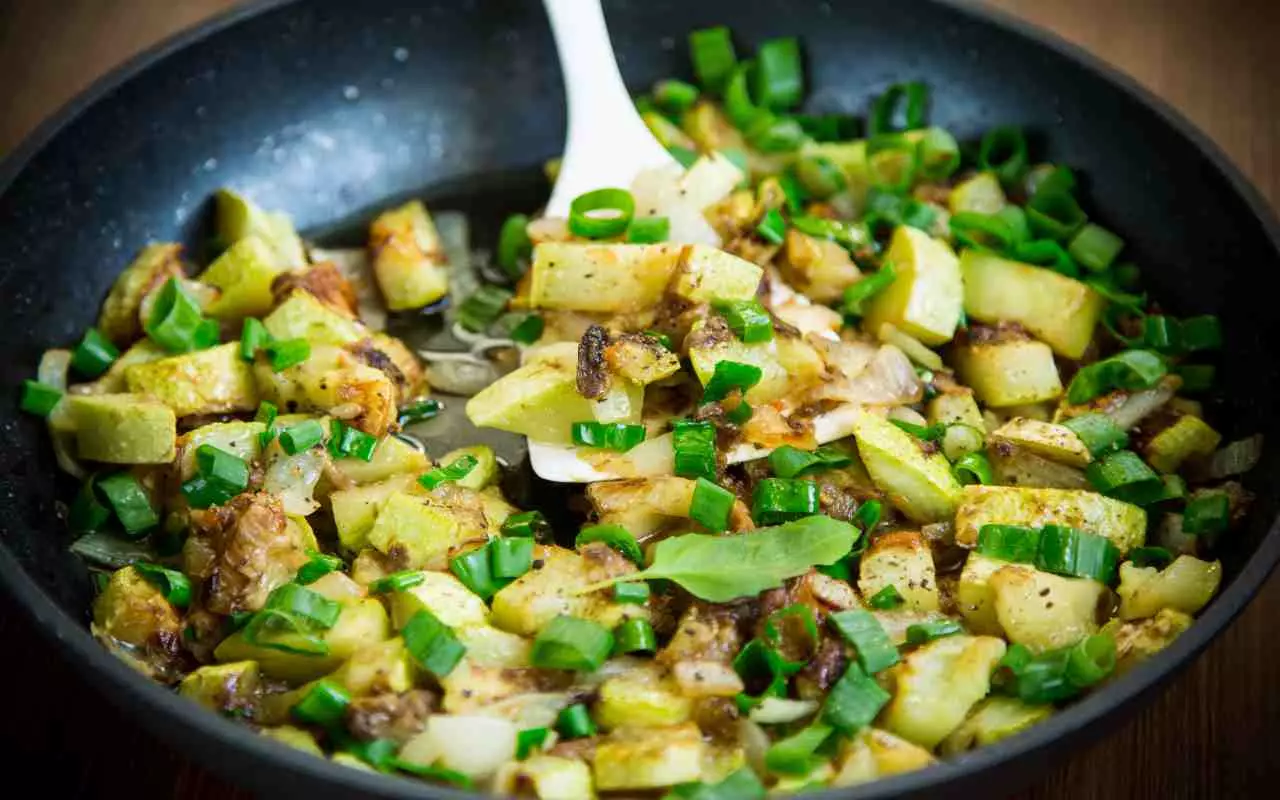 Zucchini i bpanna 5 nóiméad | Crunchy agus an-tapa a ullmhú