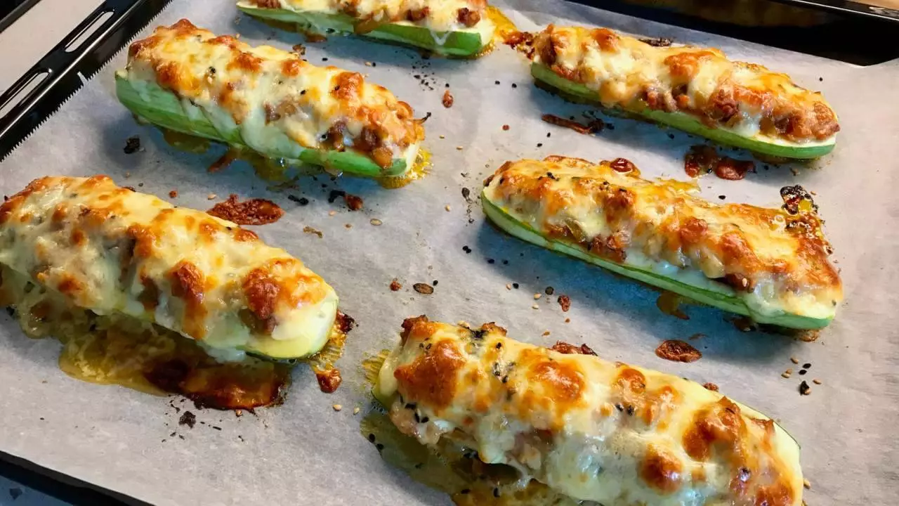 Light stuffed zucchini with cooked ham and cheeses