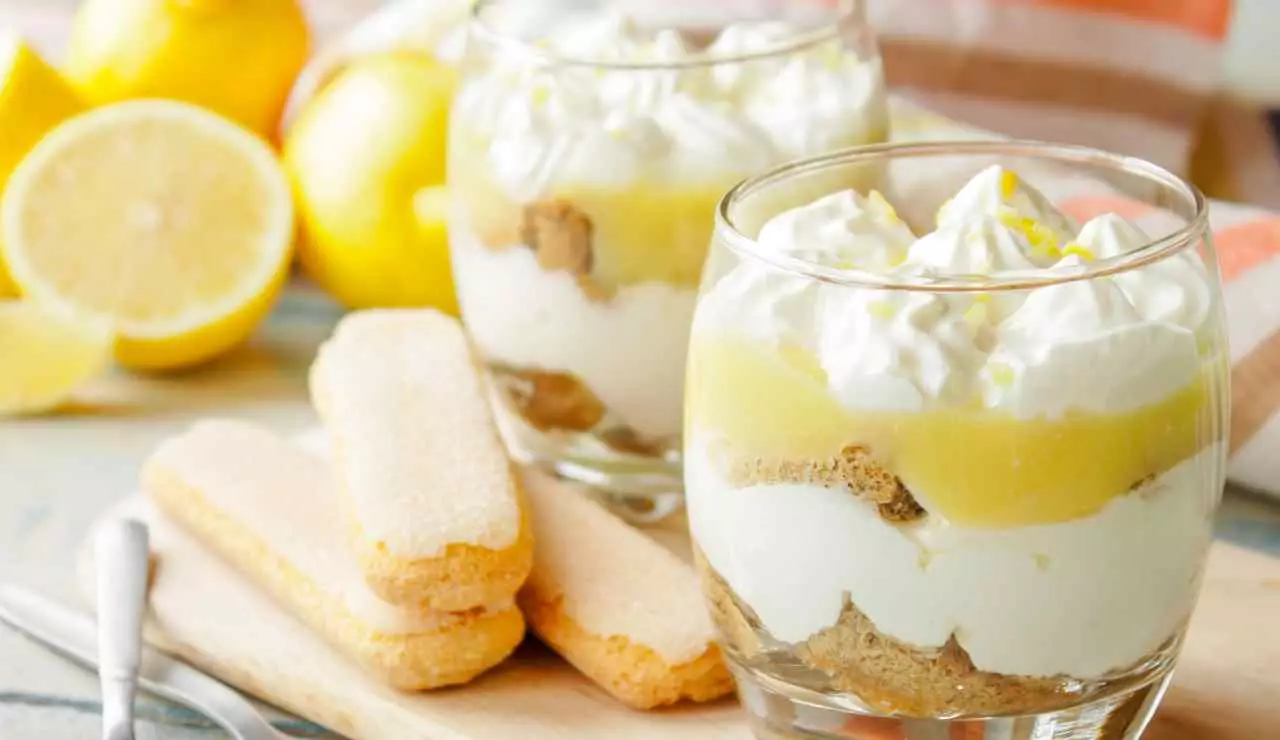 Tiramisu na lemon ude | Oge okpomọkụ na-esi ísì ụtọ ma dị mfe 33710_1