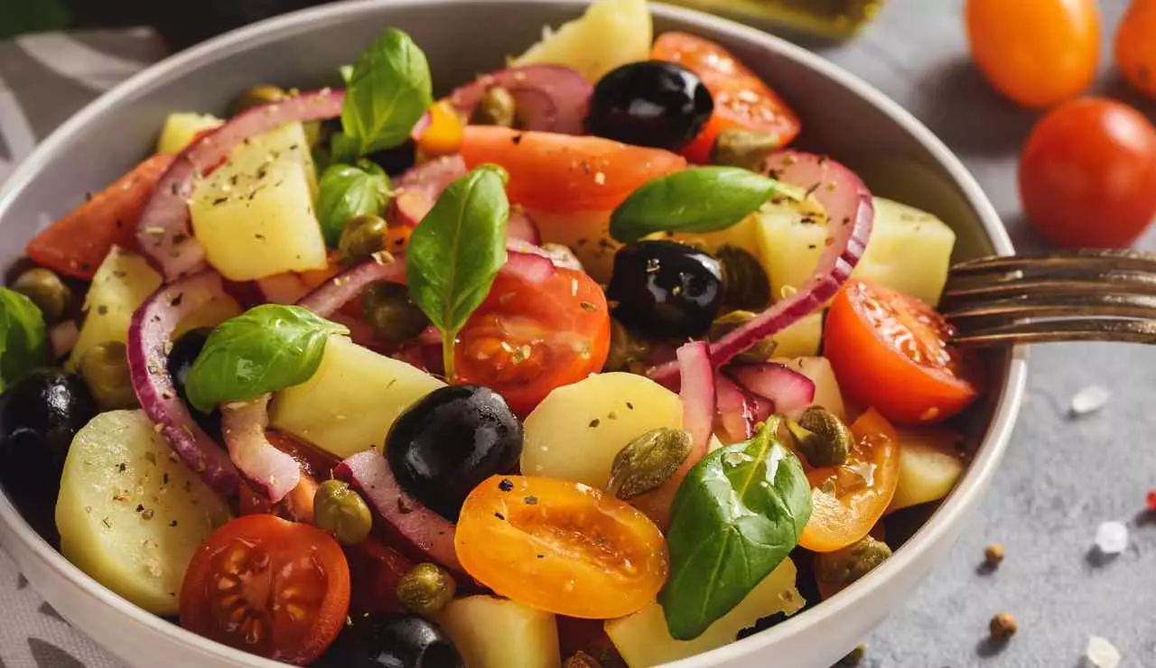 Pantelleria saladi yepakutanga recipe | Zvitsva uye zvakapfuma kuravira 33731_1