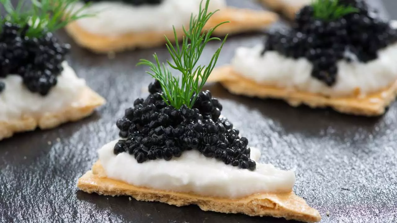 Caviar price and most renowned specimens | and how it should be eaten