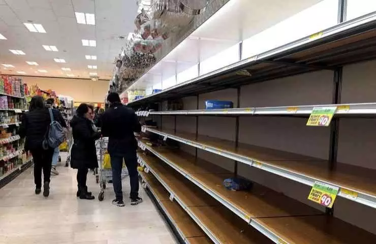 Prázdné police v supermarketu