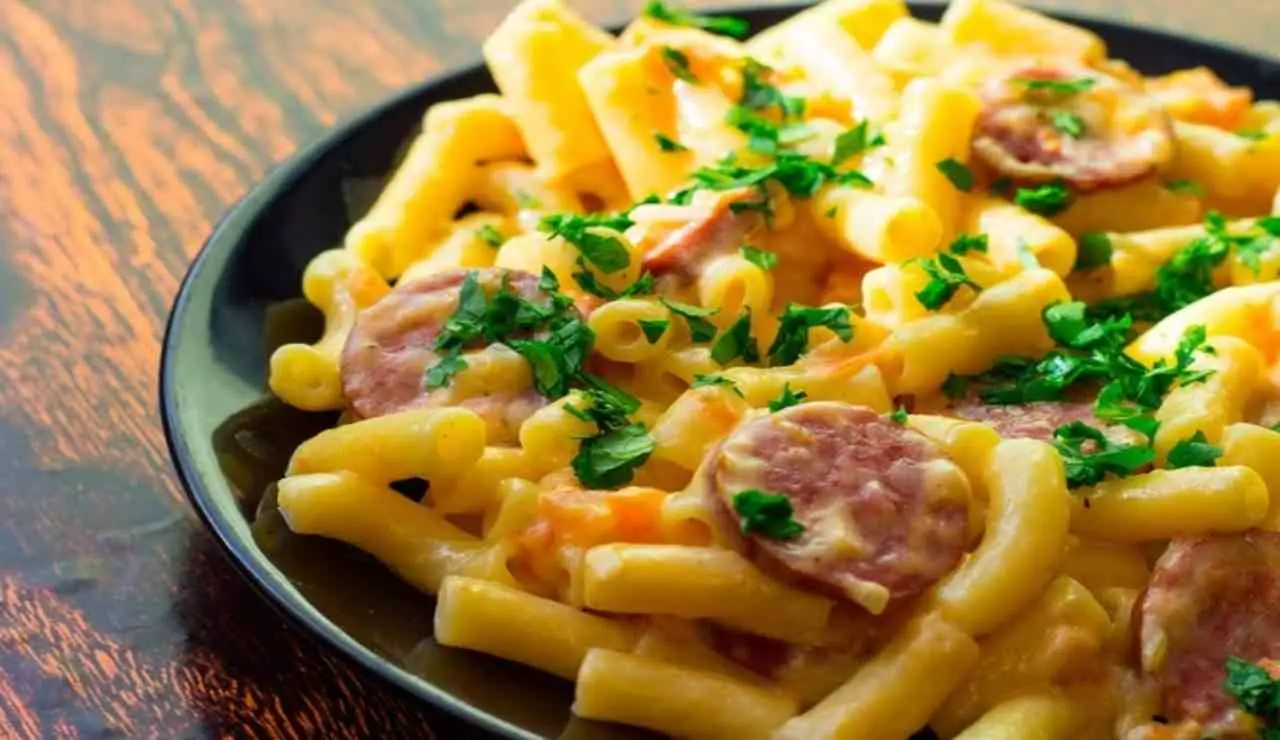 Cheddar macaroni na-esi ísì ụtọ nwere sausaji na karọt puree