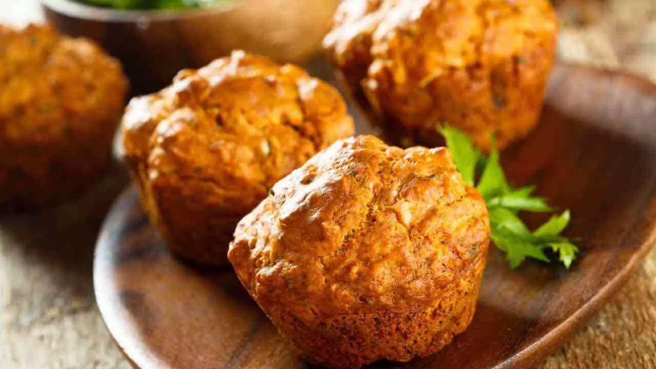 Savoy cabbage muffins na may hindi inaasahang pagpuno: starter o pangunahing kurso, ikaw ang magpapasya