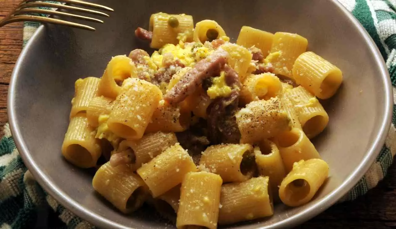 Carbonara pasta with peas | Amazing and very fast to do 33765_1