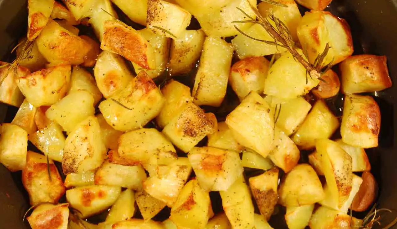 Sådan laver du sprøde bagte kartofler | Bedstemors opskrift og trick 33769_1