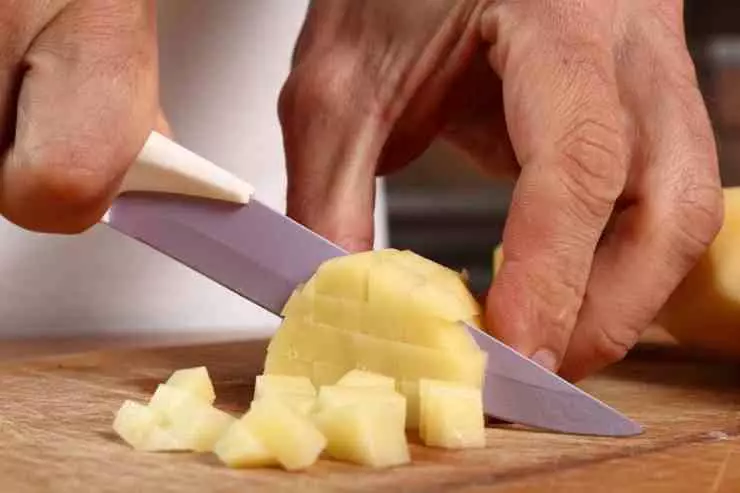 Si të bëni patate të pjekura krokante | Receta dhe truku i gjyshes 33769_3