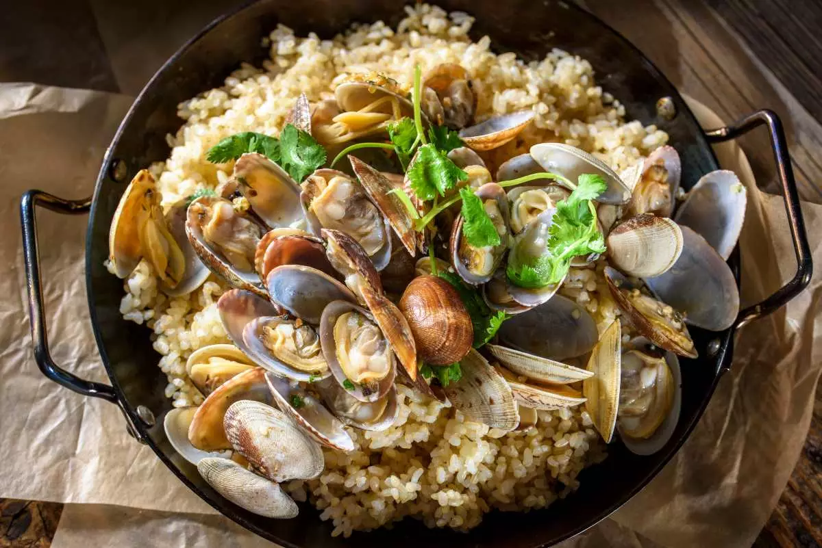 Risotto nrog clams, zoo tiag tiag ntawm hiav txwv