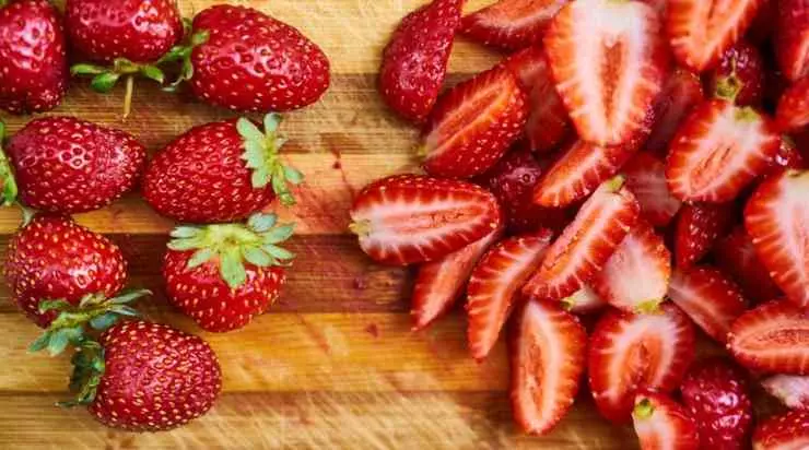 Cheesecake leh shukulaatada iyo strawberries SAWIR cunto karinta