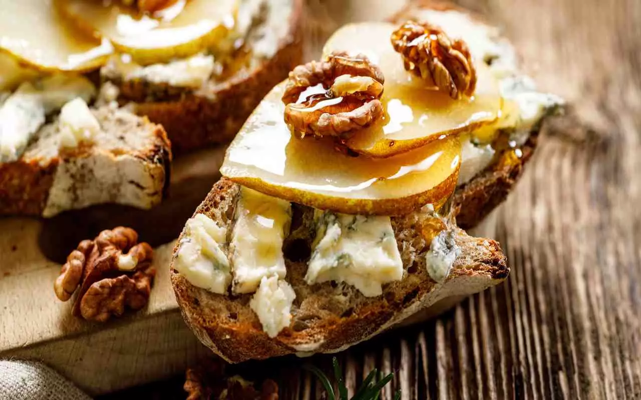 Bruschetta nemaapuro, walnuts uye gorgonzola | Bittersweet as an aperitif