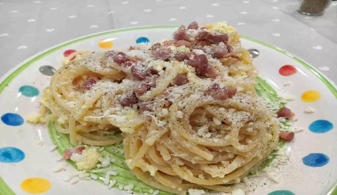 Bucatini alla carbonara solas | níos éadroime agus níos mealltaí