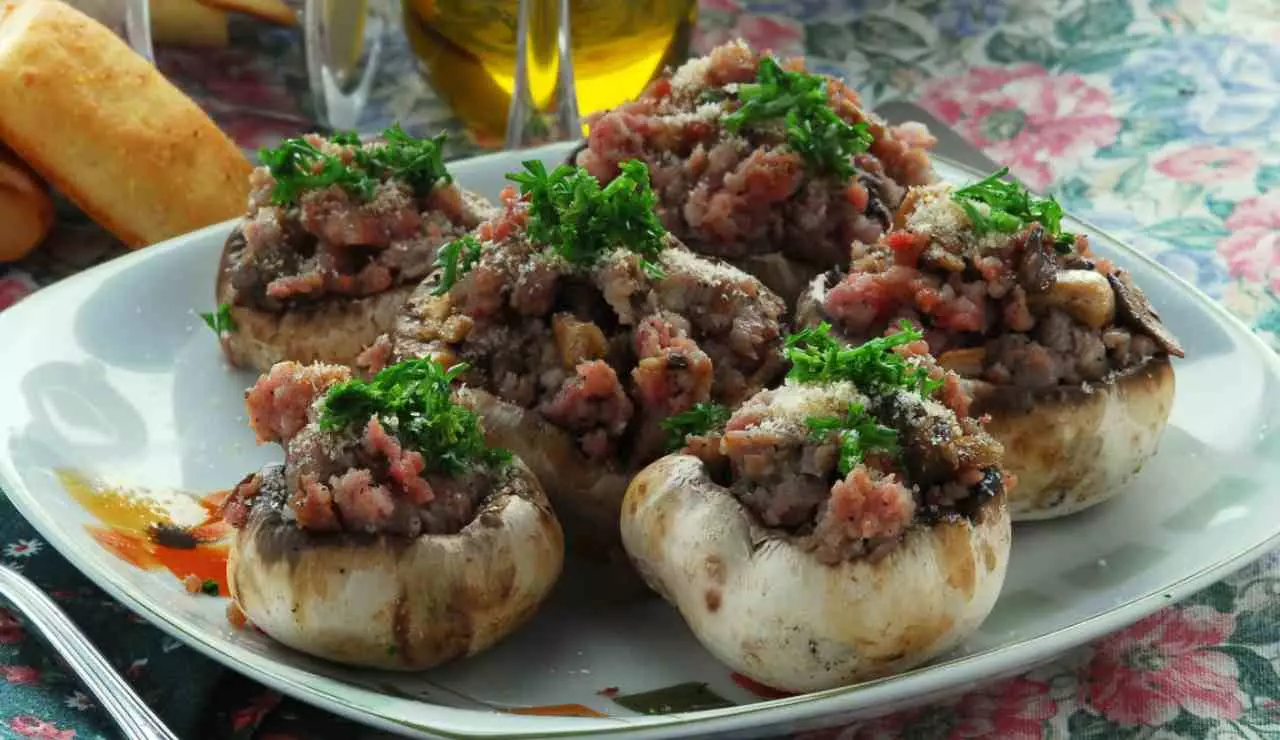 Champiñones estofados rellenos de carne | Un segundo plato refinado y sabroso