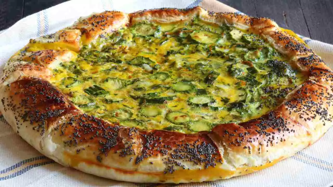 Puff pastry pizza ne cheddar uye zucchini | Zvinonaka uye zvinokwezva