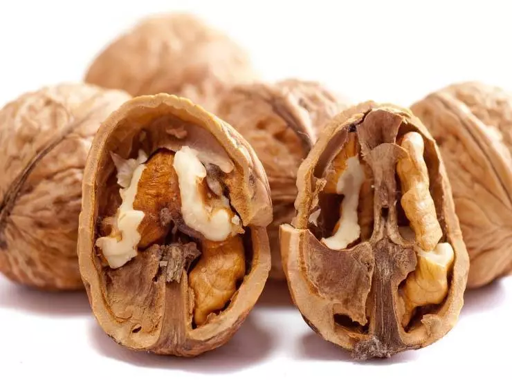 Salati pa'epa'e ma walnuts salati, fua fa'ato'a vave tele 33884_3